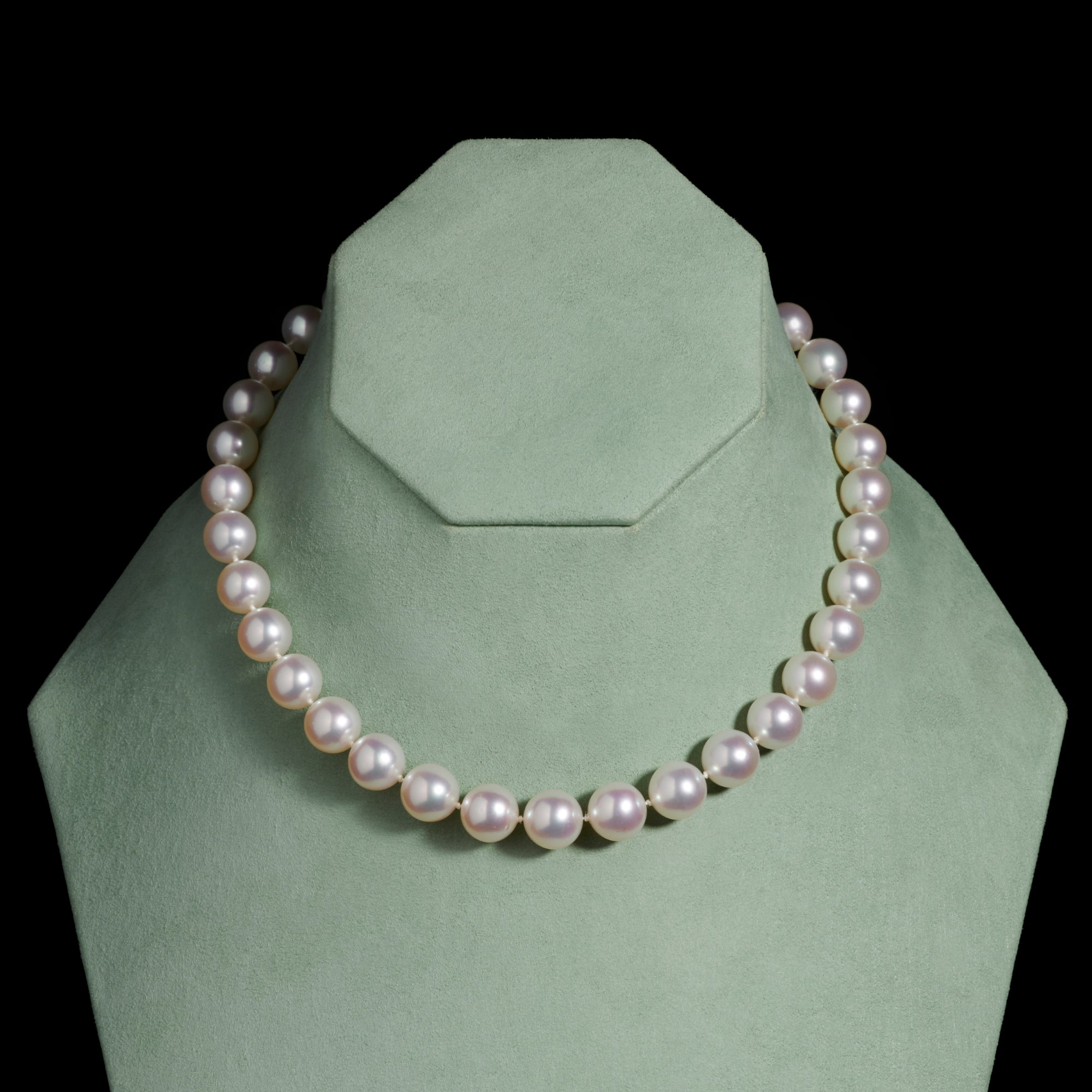 A Magnificent cultured South Sea Pearl Necklet. – Cousins Fine Jewellery