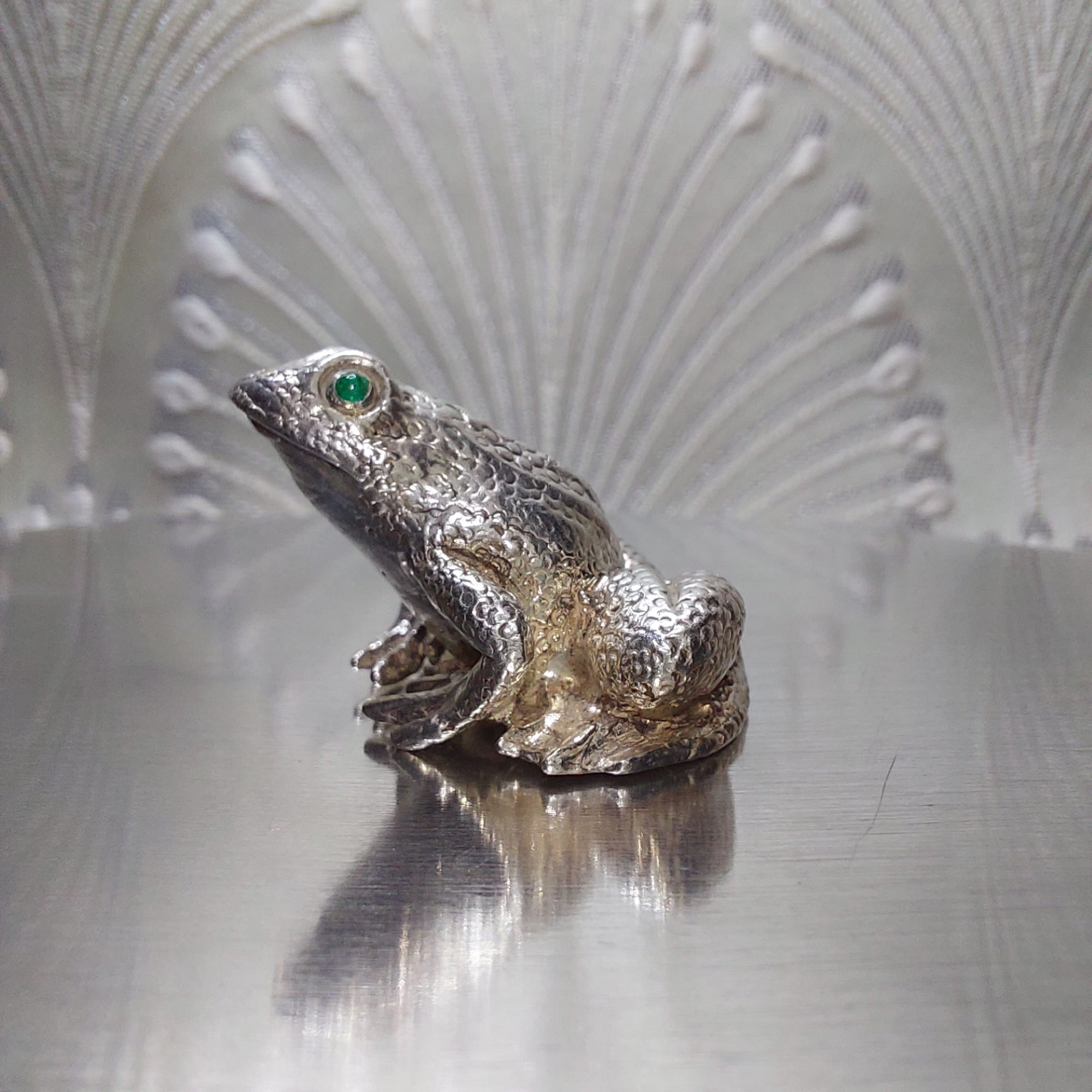 Silver Frog with emerald eyes – Cousins Fine Jewellery